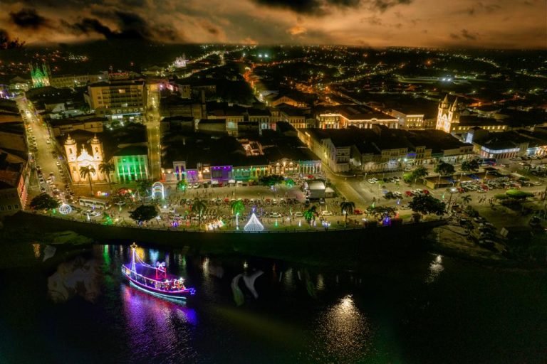 Papai Noel desembarca no Penedo Luz e atrai multidão para orla da ...